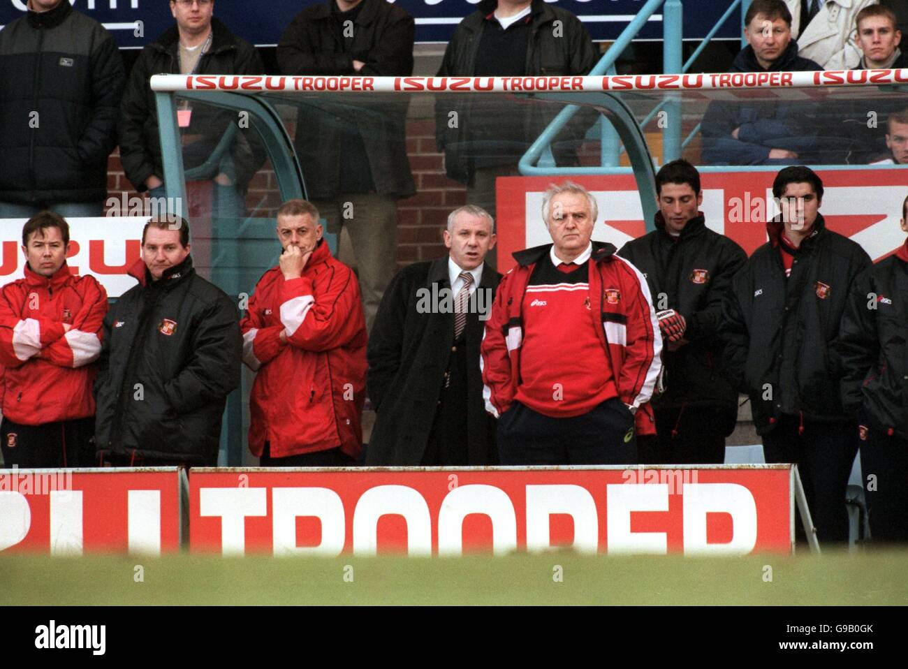 Sunderland coach Peter Reid (c) and his assistant Bobby Saxton (third ...