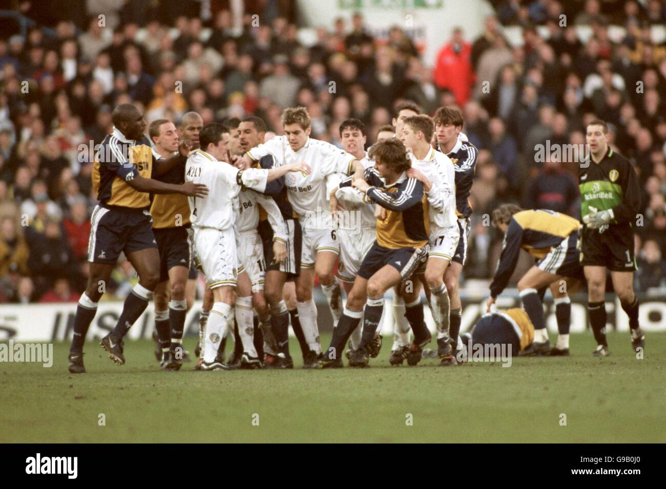 Leeds United's Jonathan Woodgate (c) tries to break up the fight ...