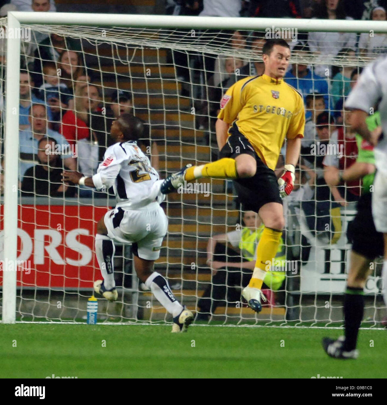 Brentford goalkeeper Stuart Nelson fouls Swansea's Leon Knight (L ...