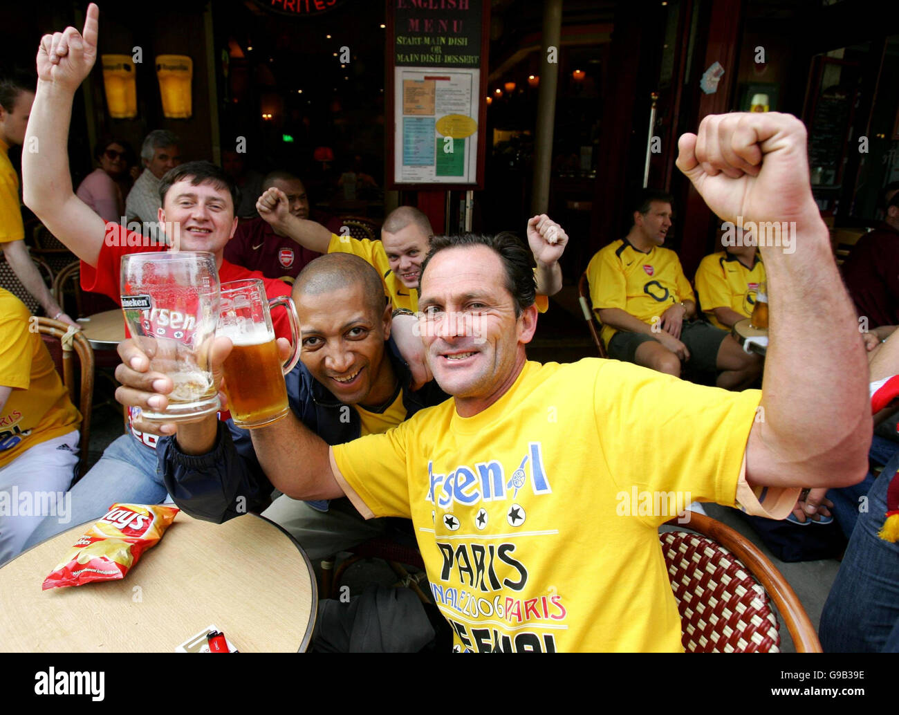 Arsenal fans outside bar in paris hi-res stock photography and images ...