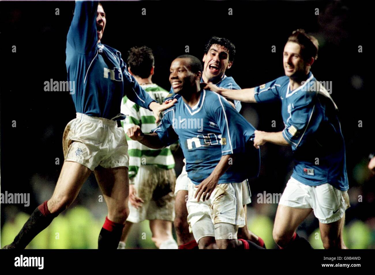 Claudio reyna back neil mccann r scoring winning goal hi-res stock ...