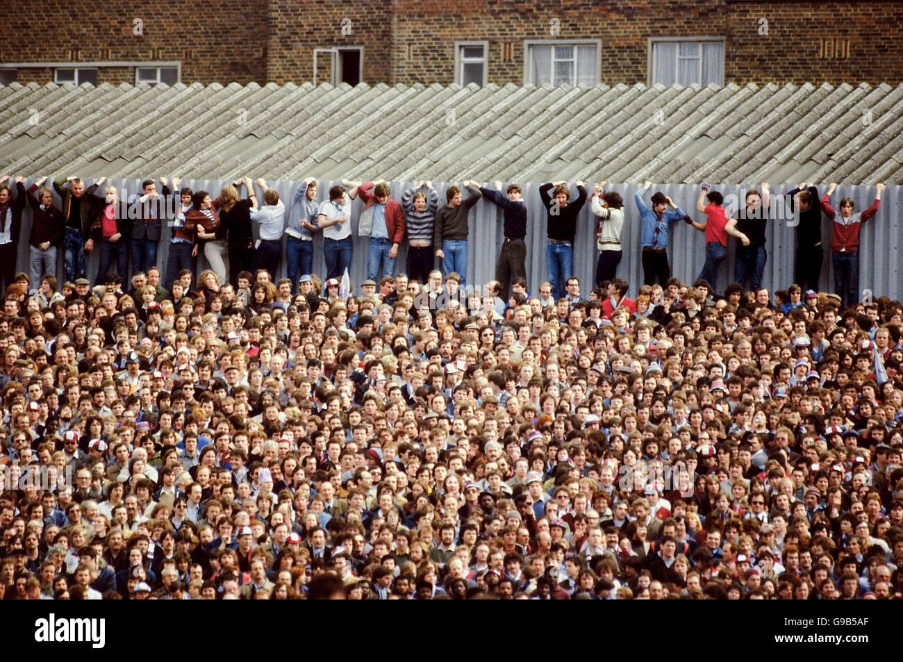 Crowd of football fans arsenal hi-res stock photography and images - Alamy