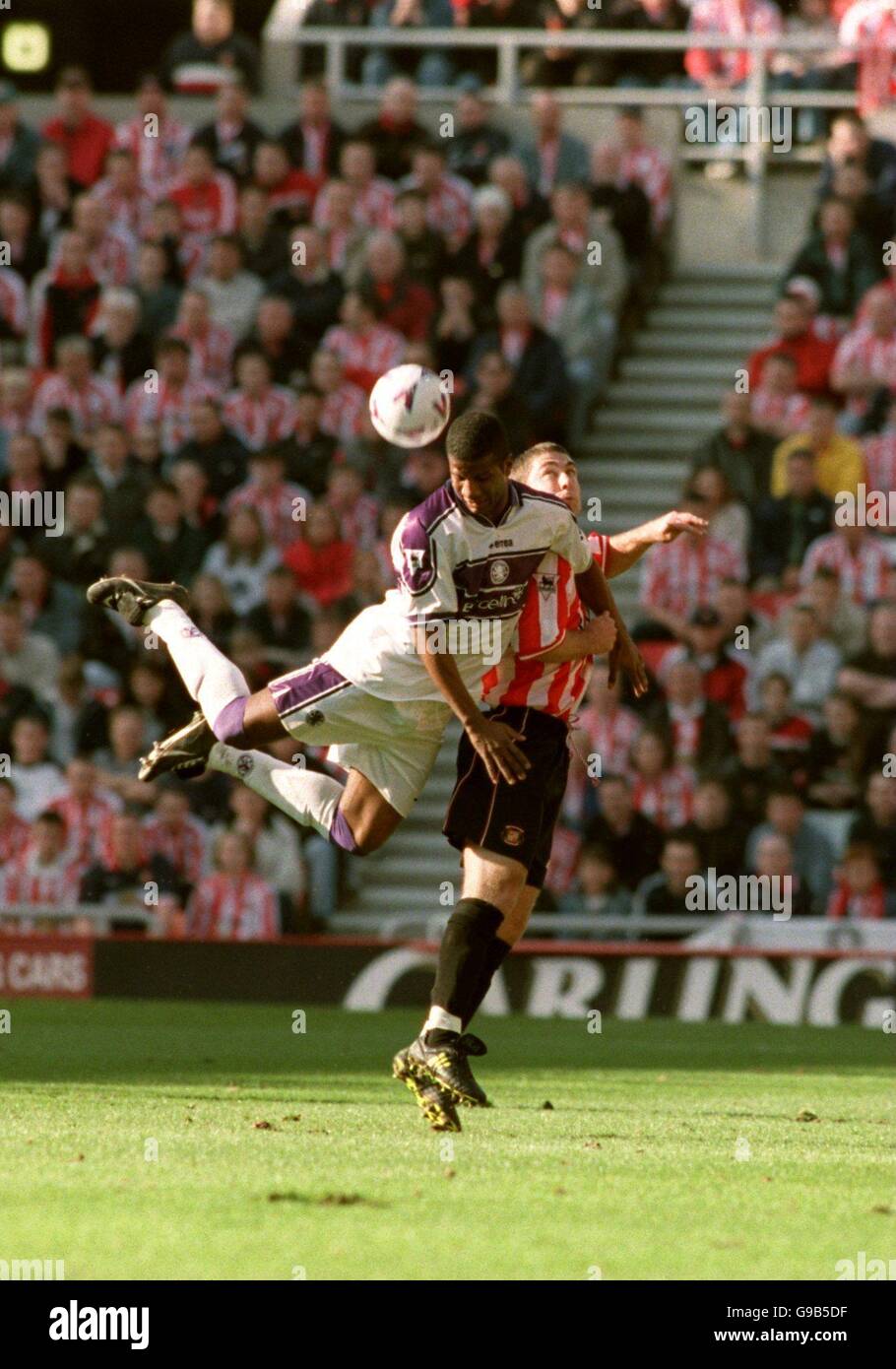 Sunderland's Chris Makin (r) loses out to Middlesbrough's Hamilton ...