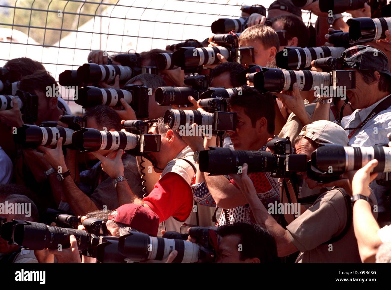 Camera photographer lens pack crowd f1 hi-res stock photography and ...