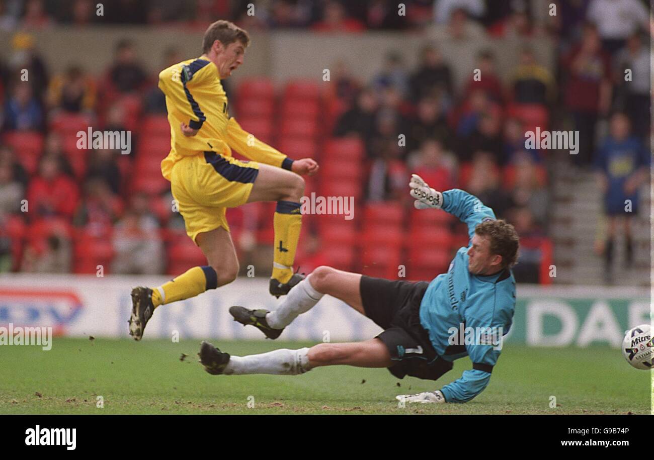Charlton Athletic's Andy Hunt slides the ball under Nottingham Forest ...