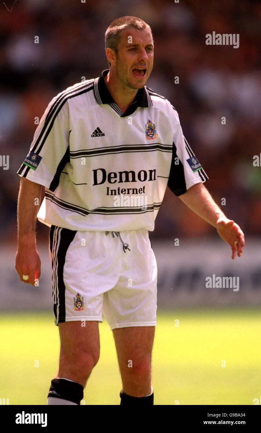 Fulhams kit symons hi-res stock photography and images - Alamy