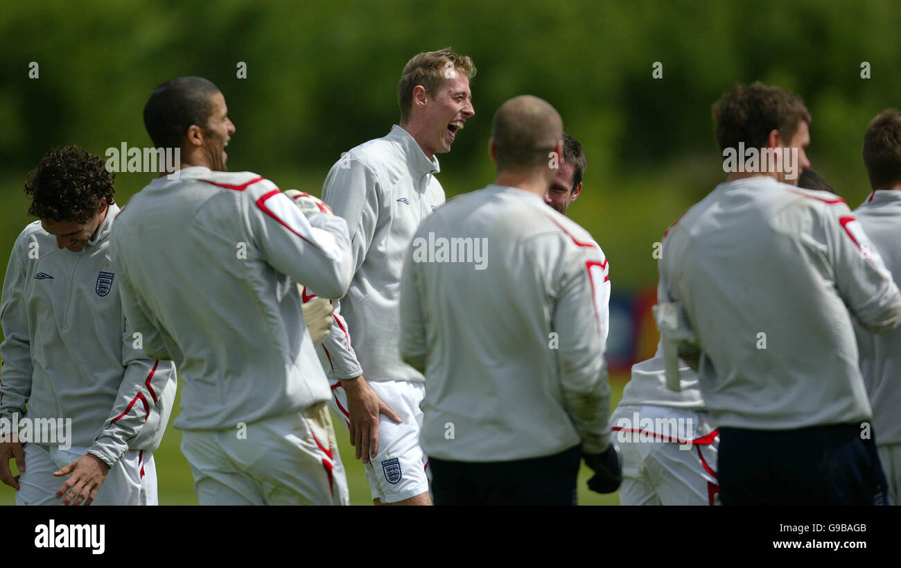 England's Peter Crouch get his team mates laughing after doing his ...