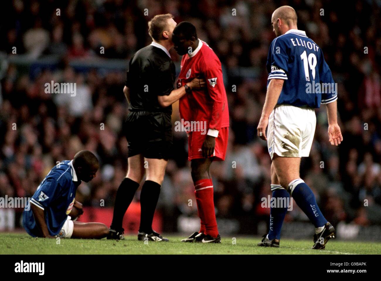 Liverpool's Emile Heskey (r) is held away from Leicester City's Frank ...