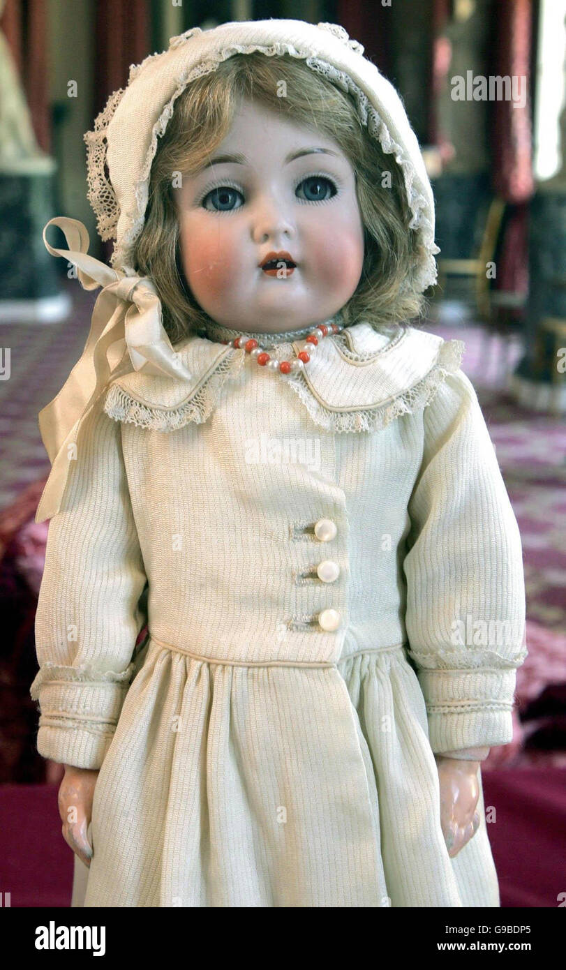 Queen elizabeth ii dolls hi-res stock photography and images - Alamy