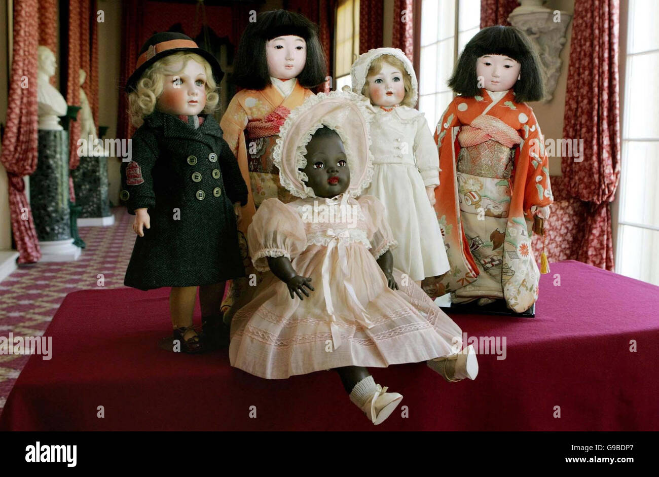 Queen elizabeth ii dolls hi-res stock photography and images - Alamy