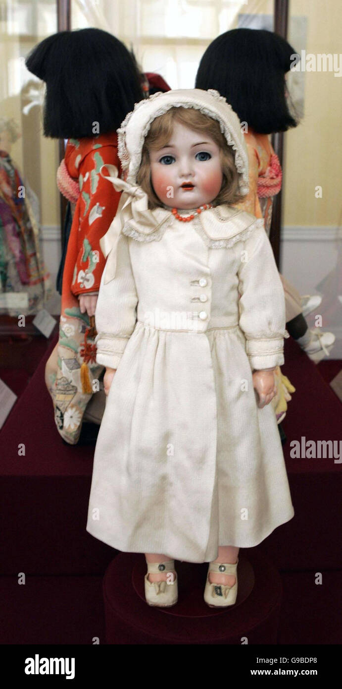 Queen elizabeth ii dolls hi-res stock photography and images - Alamy