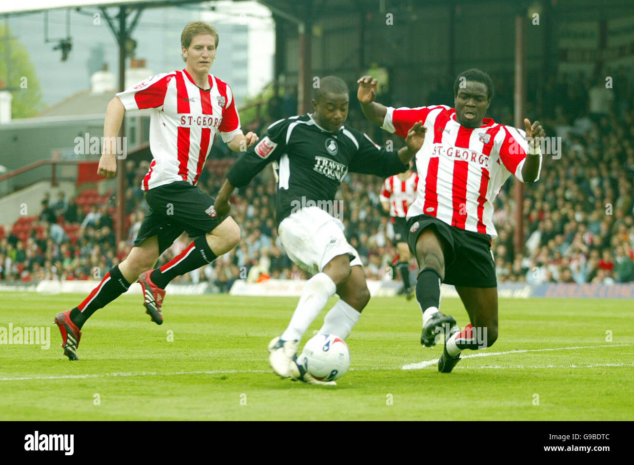 Swansea citys leon knight scores second goal hi-res stock photography ...
