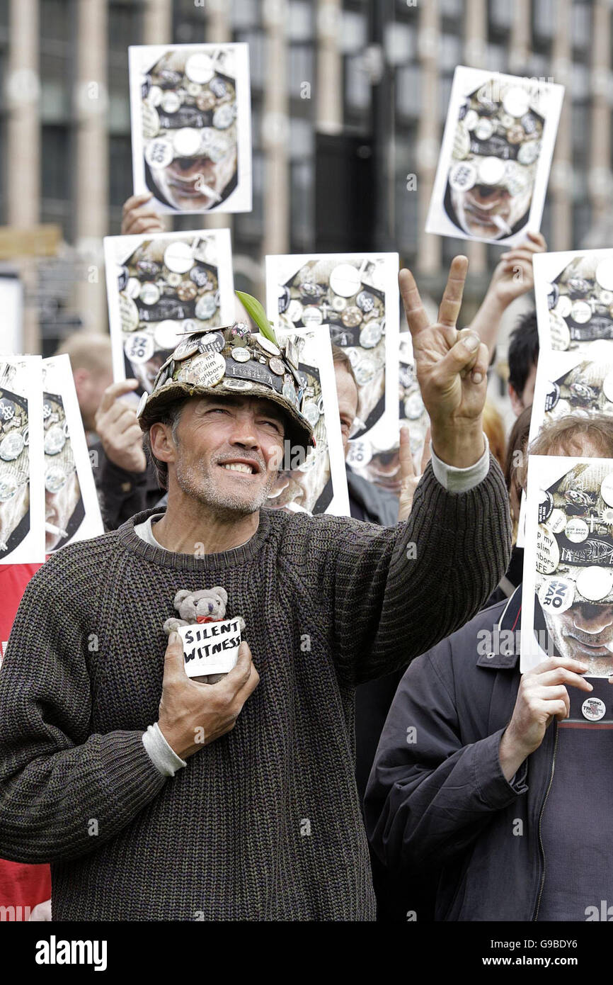 Anti war protestor brian haw in londons parliament square supporters hi ...