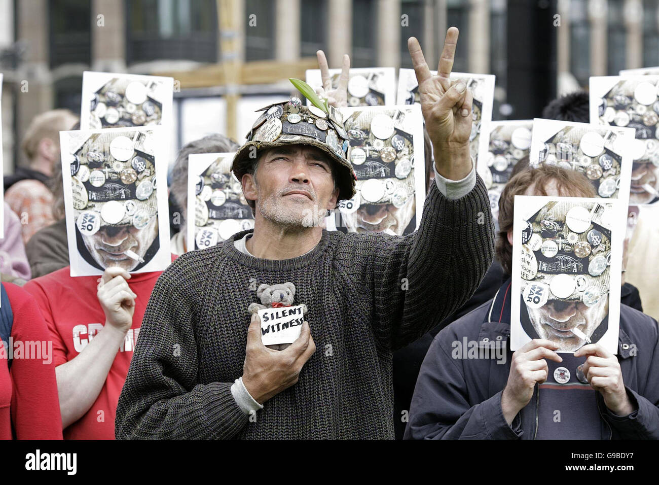 Anti war protestor brian haw in londons parliament square supporters hi ...