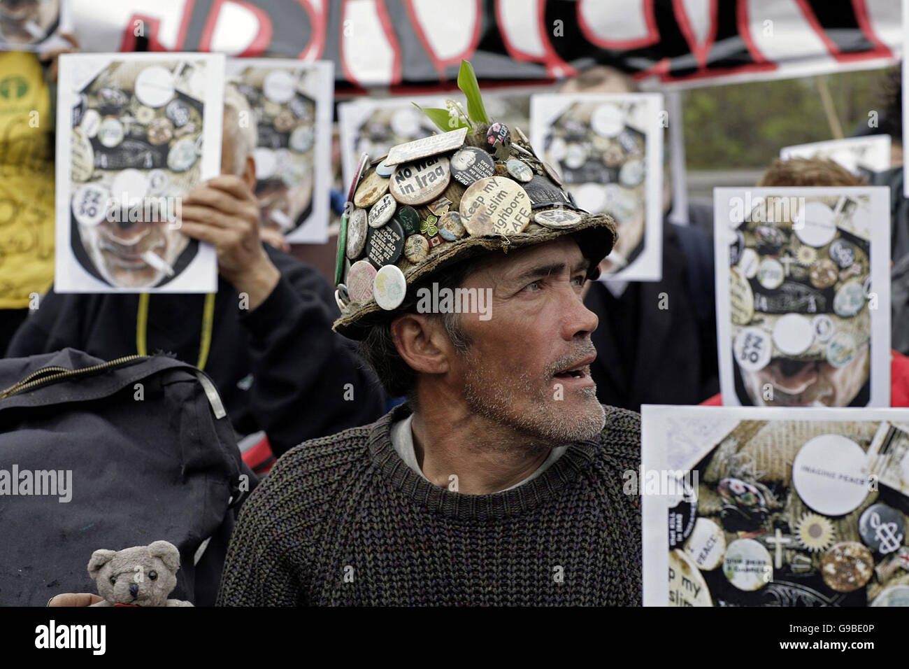 Anti war protestor brian haw in londons parliament square supporters hi ...