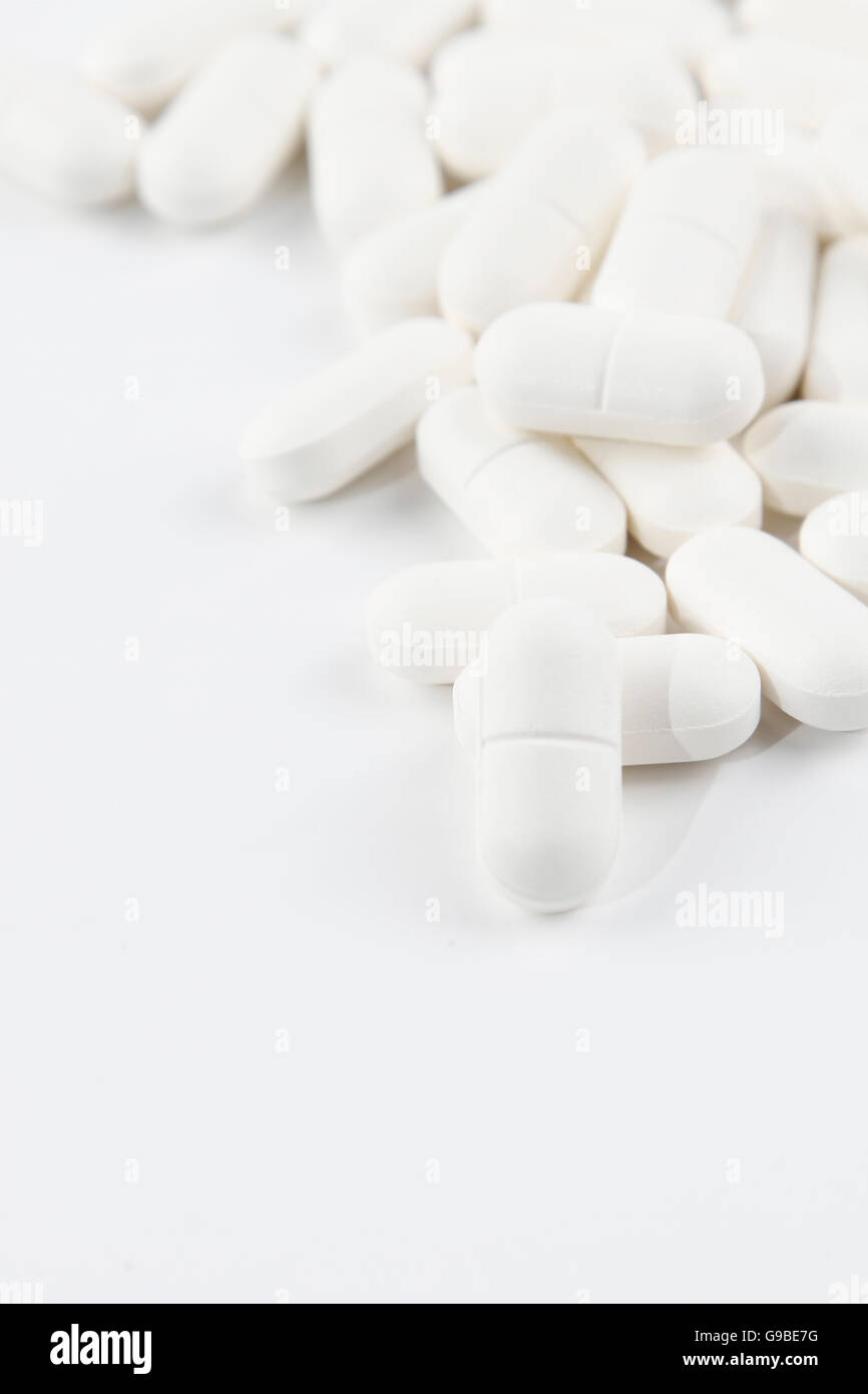 Pile of pill pills tablet tablets hi-res stock photography and images ...