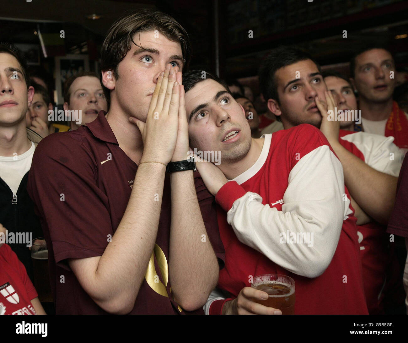 Arsenal fans watch the Champions League final between Arsenal and ...
