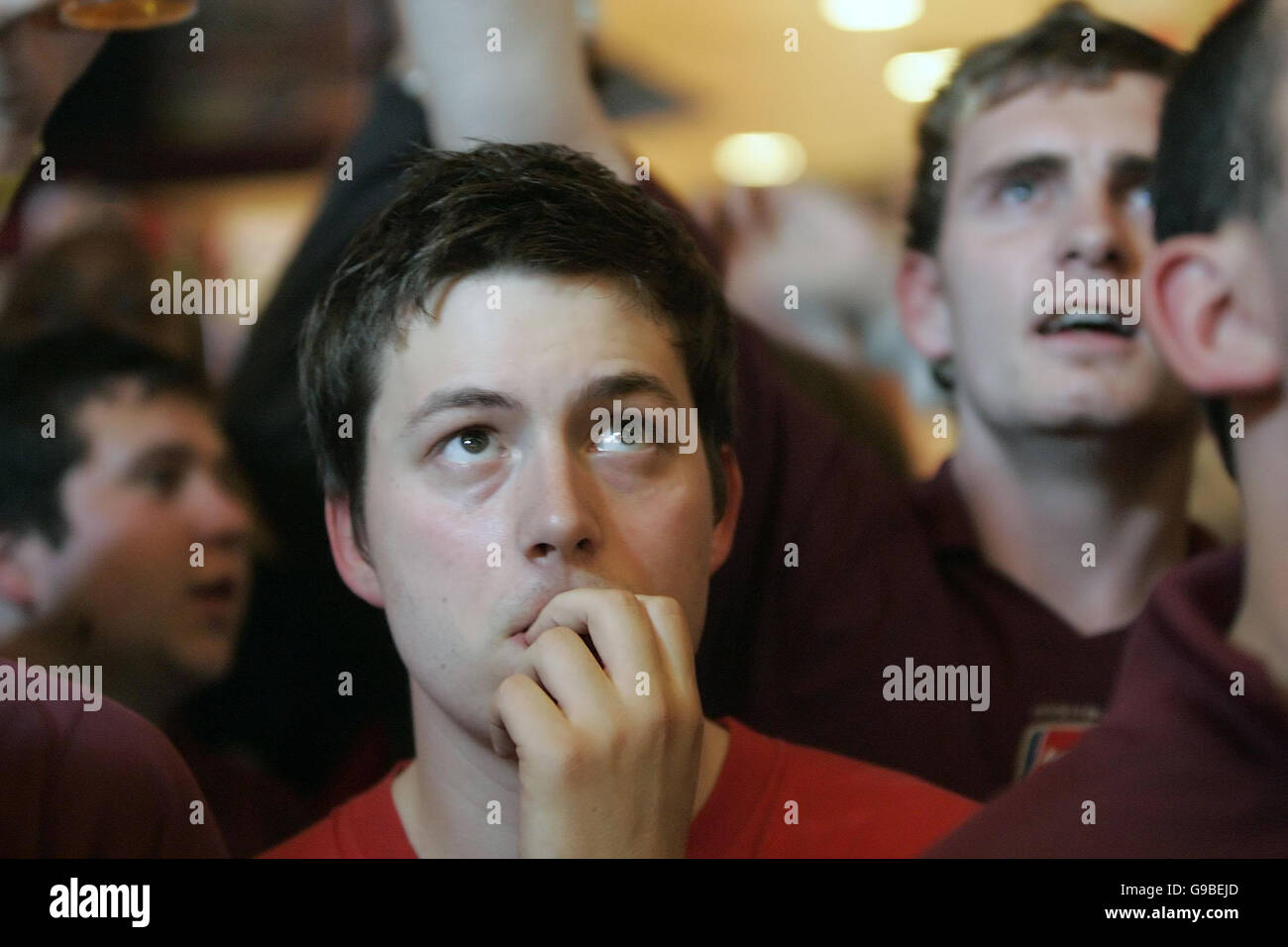Arsenal fans watch the Champions League final between Arsenal and ...