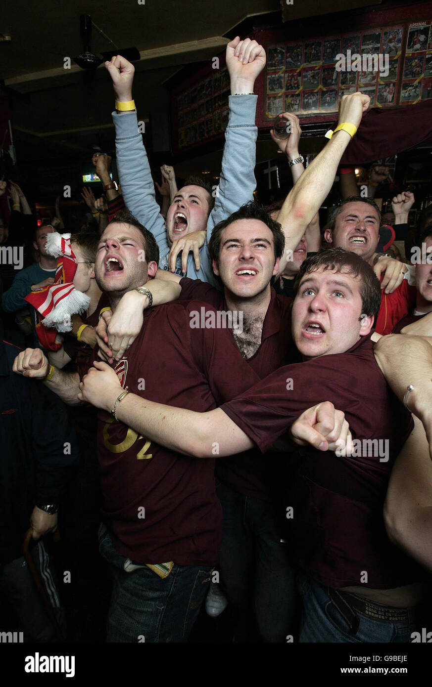 Arsenal fans watch the Champions League final between Arsenal and ...
