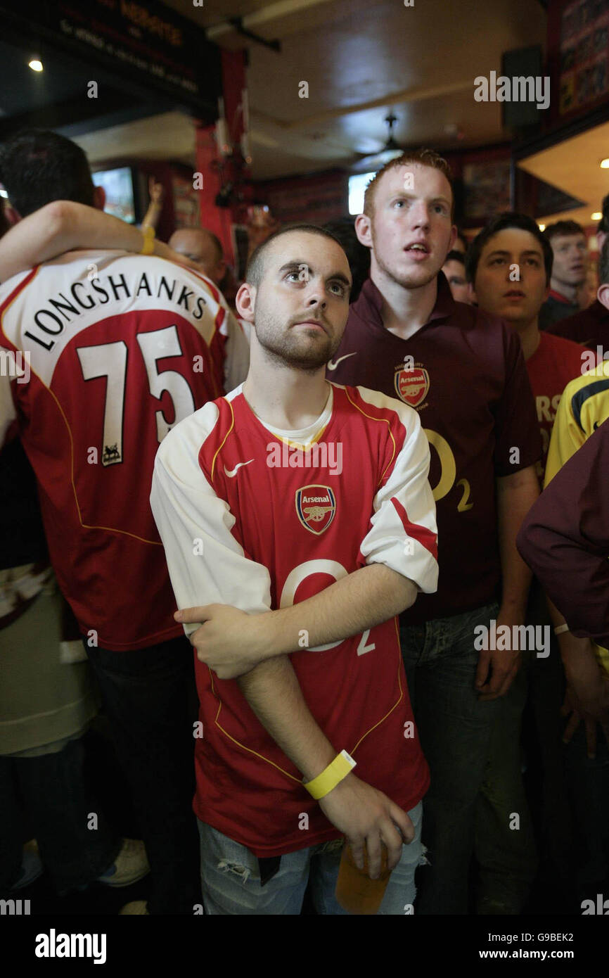 Arsenal fans pub hi-res stock photography and images - Alamy