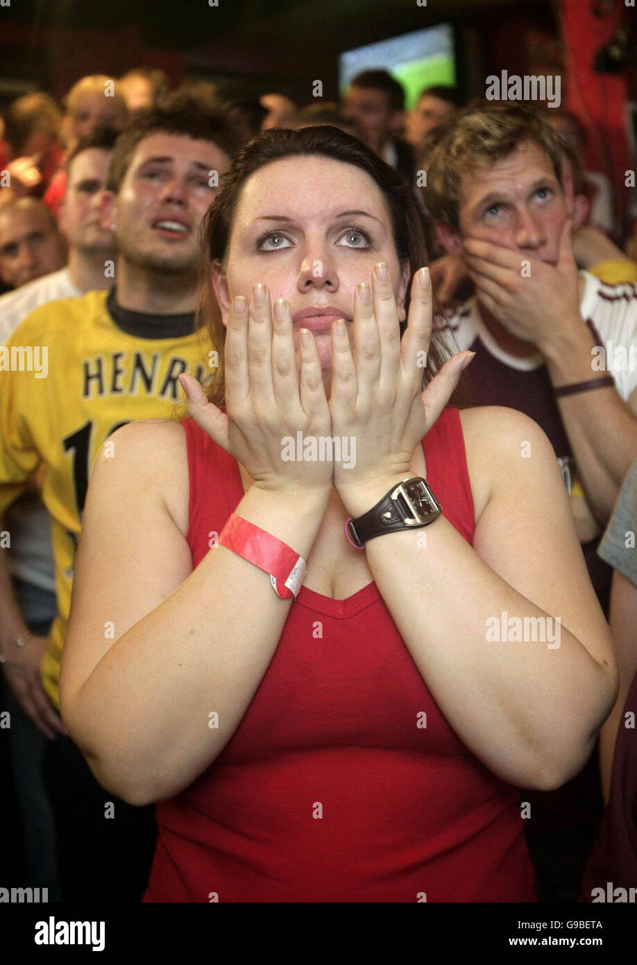 Arsenal fans pub hi-res stock photography and images - Alamy