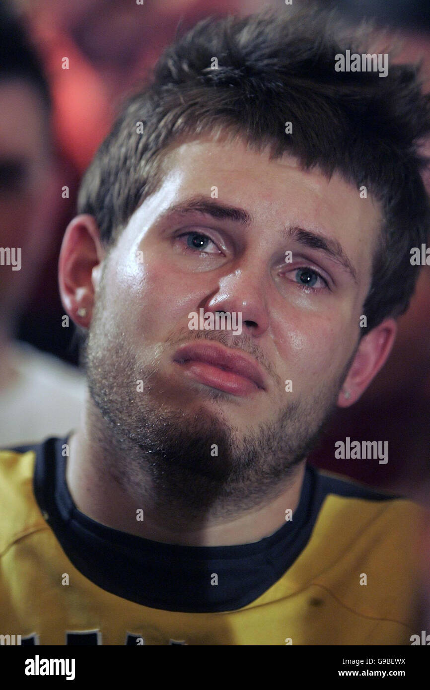 Arsenal fans pub hi-res stock photography and images - Alamy