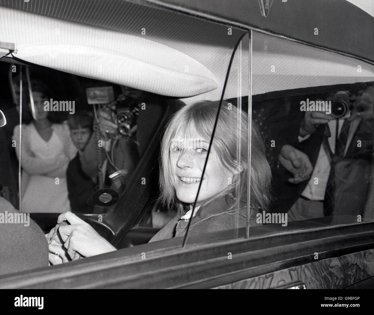 Singer Marianne Faithfull at Heathrow Airport Stock Photo - Alamy
