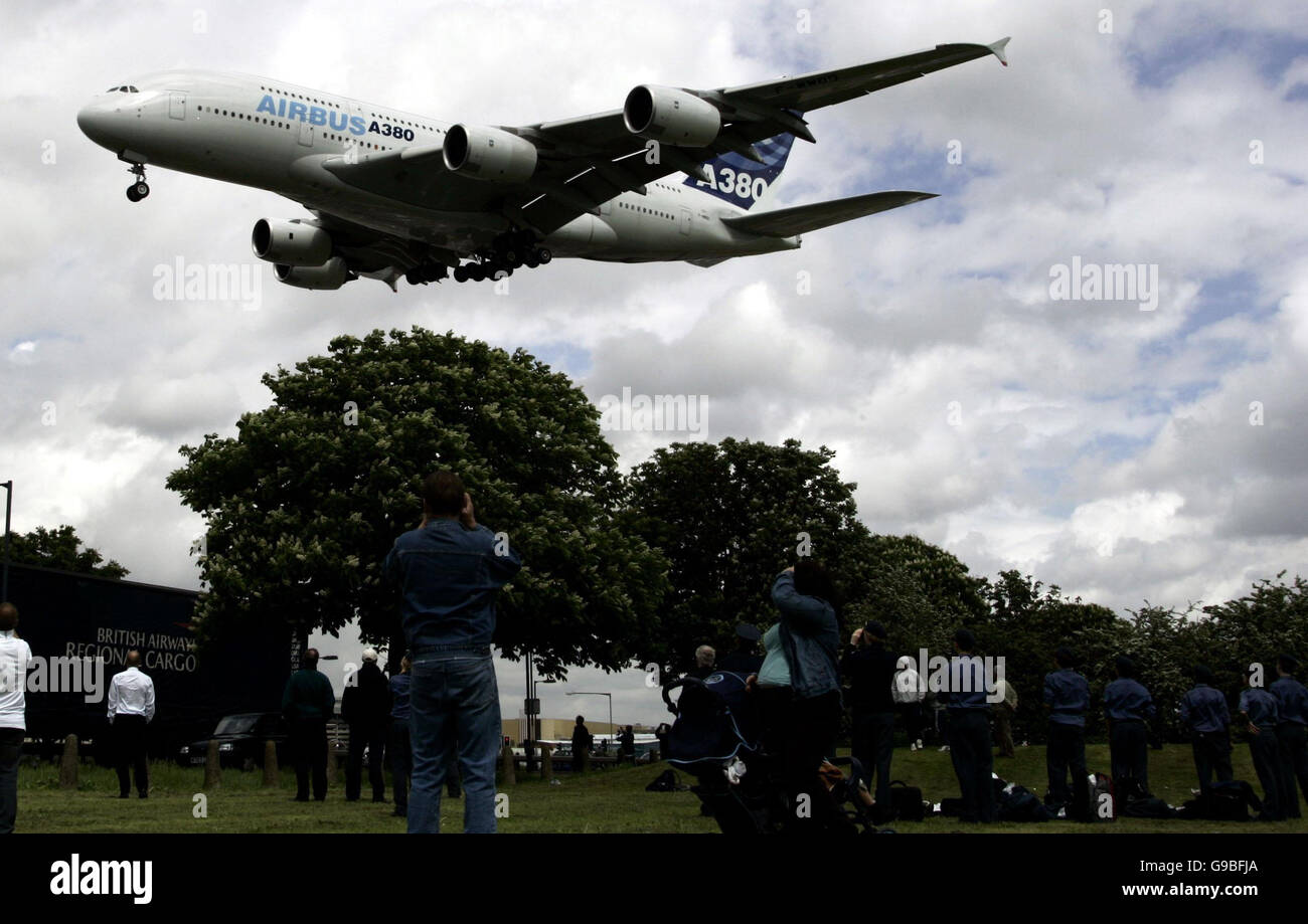 555 seater airbus a380 superjumbo hi-res stock photography and images ...