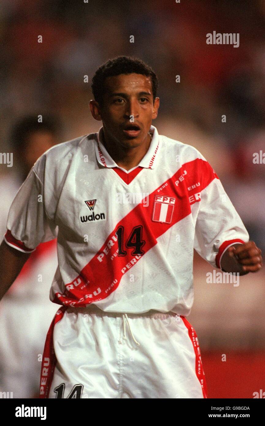 Soccer - CONCACAF Gold Cup 2000 - Group B - Peru v USA Stock Photo - Alamy