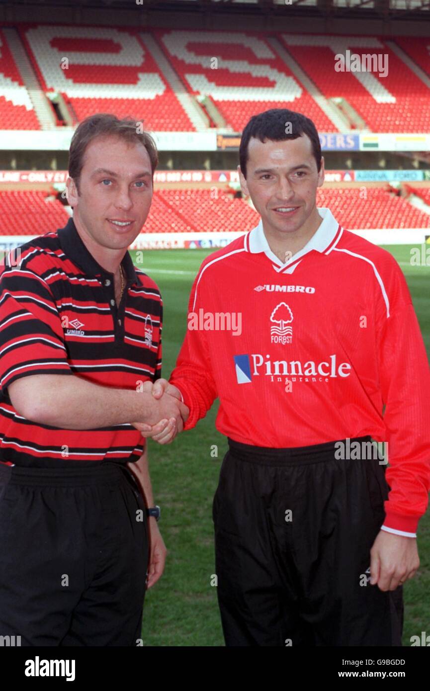 Nottingham Forest manager David Platt (l) shakes hands with new signing ...
