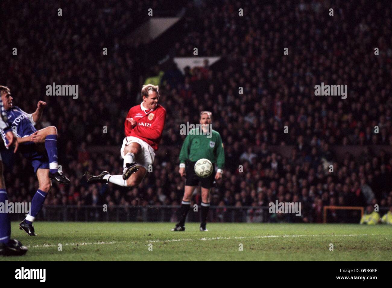 Henning Berg of Manchester United (r) shoots for goal Stock Photo - Alamy