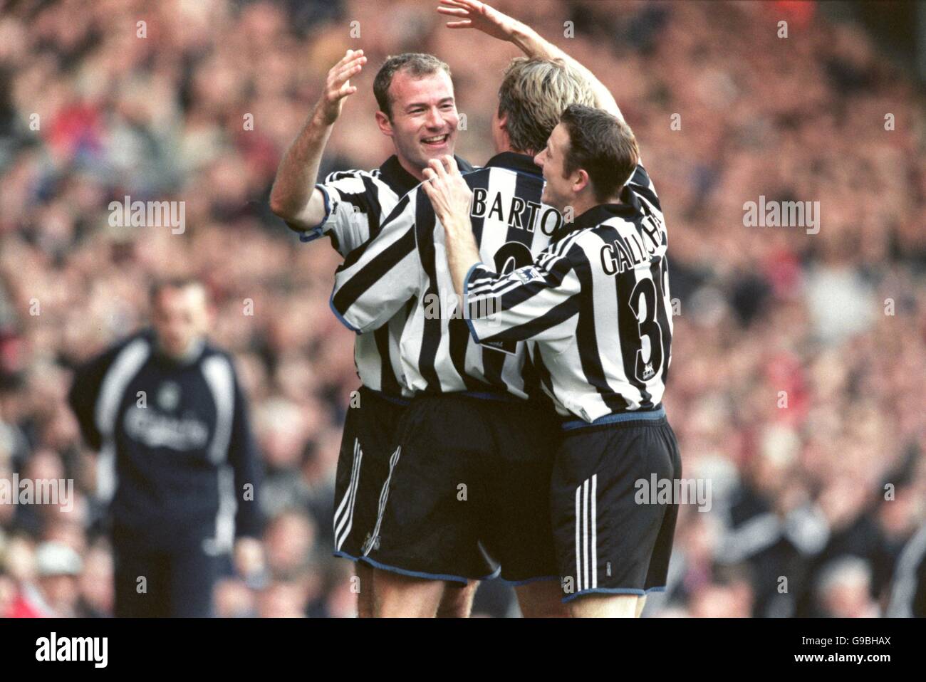 Newcastle United's Alan Shearer (l) celebrates his goal with Warren ...