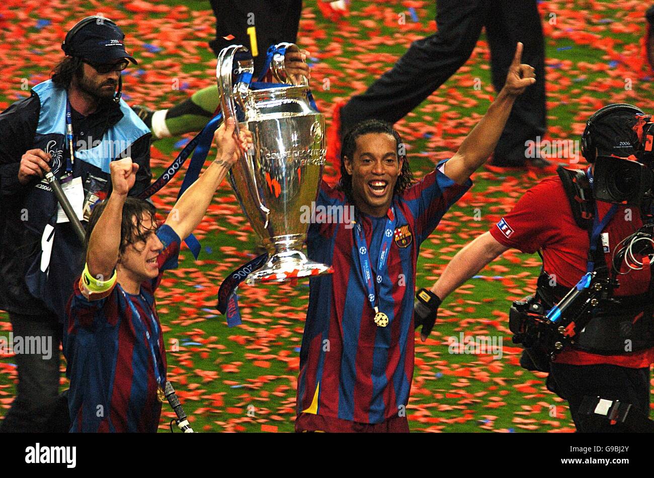 Ronaldinho barcelona trophy hi-res stock photography and images - Alamy