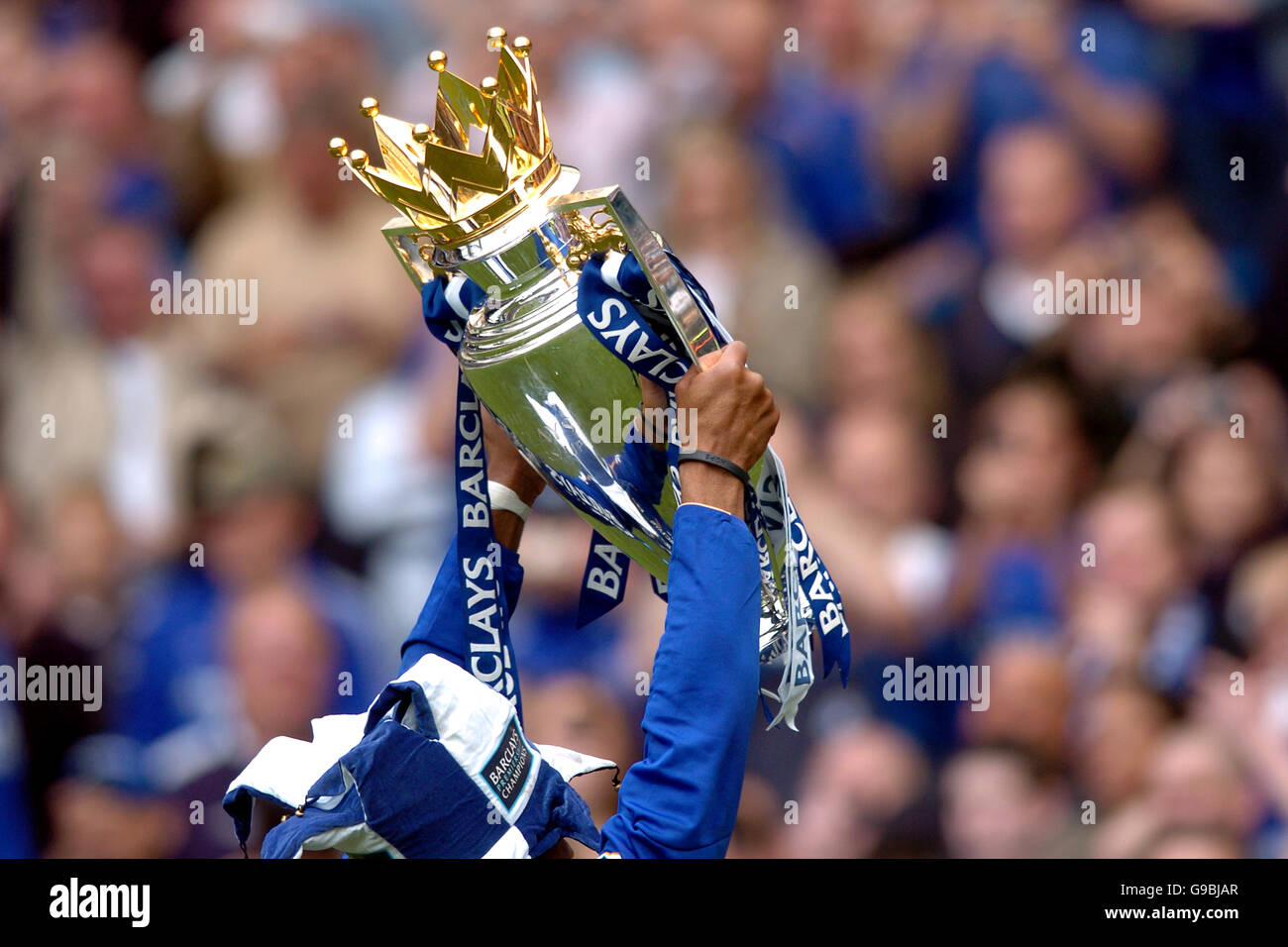 Chelseas didier drogba celebrates with the premiership trophy hi-res ...