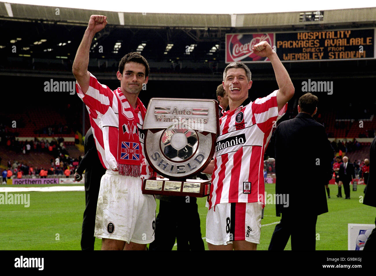 (l-r) Stoke City goalscorers Peter Thorne and Graham Kavanagh celebrate ...