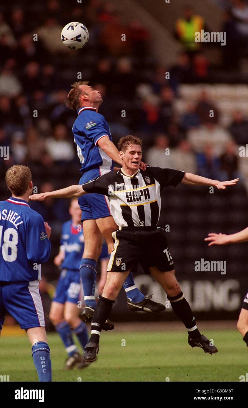 Oldham Athletic's Danny Boshell (l) beats Notts County's Kevin Rapley ...