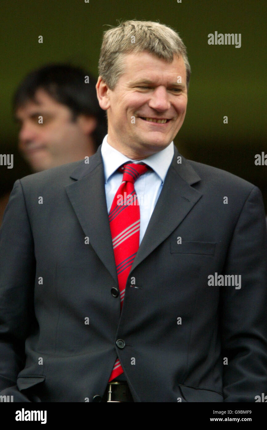 Chief executive fa premier league hi-res stock photography and images ...
