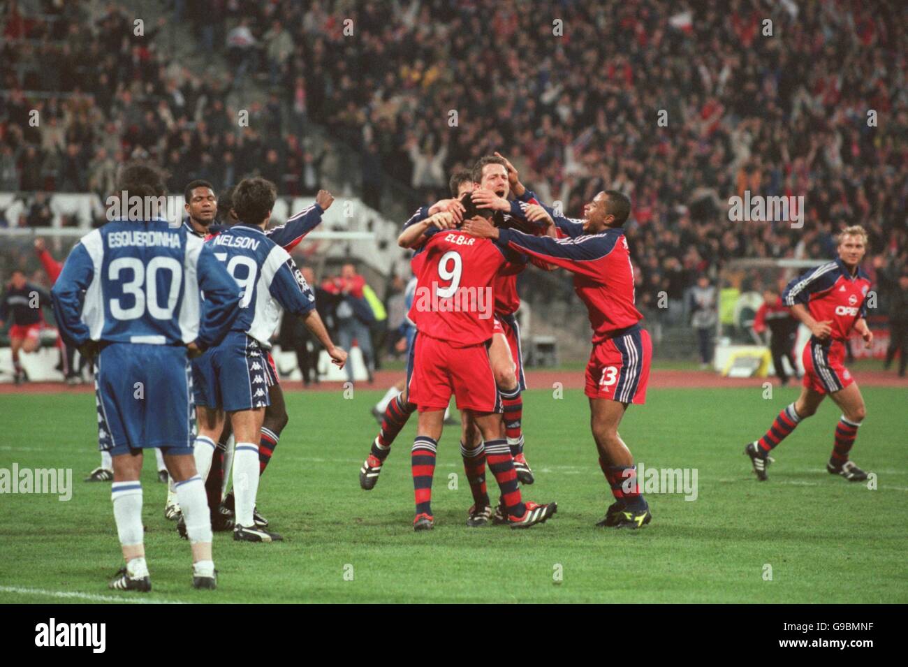 Bayern Munich's Thomas Linke (second right) celebrates his injury time ...