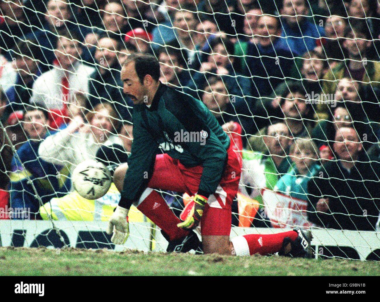 Saves warren neils penalty liverpool v portsmouth hi-res stock ...