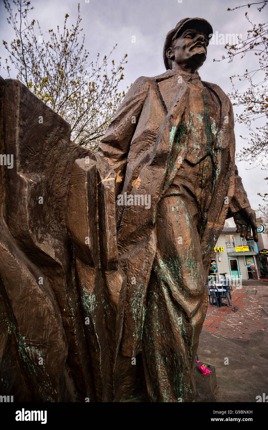 A 16-foot bronze sculpture of Communist revolutionary Vladimir Lenin ...