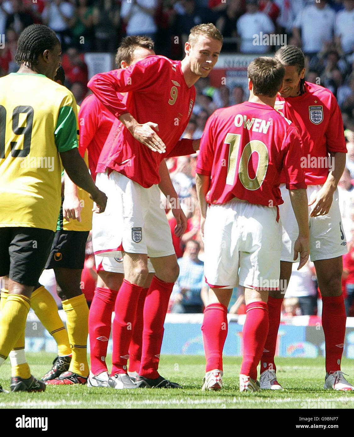 Peter crouch celebrates after scoring for england hi-res stock ...