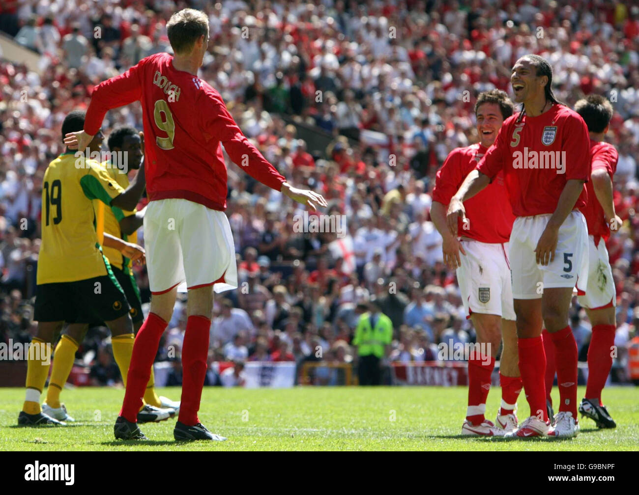 Peter crouch celebrates after scoring for england hi-res stock ...