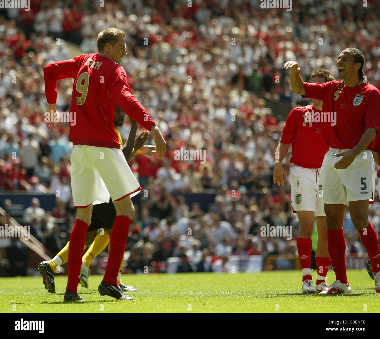 Peter crouch robot hi-res stock photography and images - Alamy