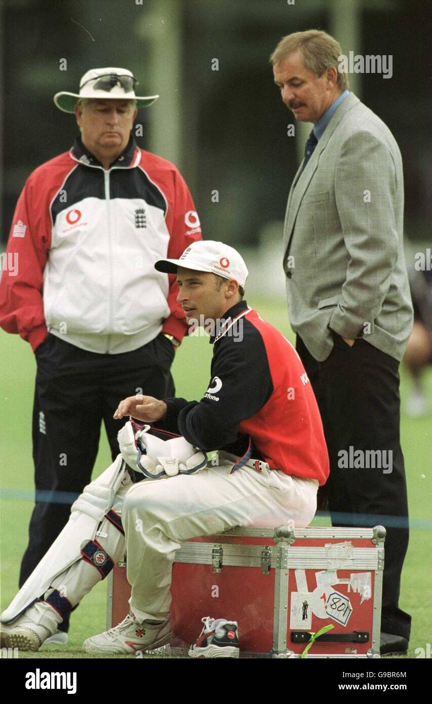 England captain Nasser Hussain (c), coach Duncan Fletcher (l) and ...