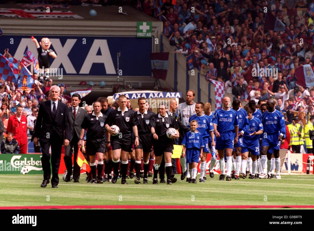 Teams officials inflatable referee walking out managers football hi-res ...