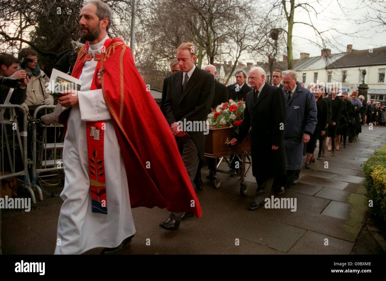 (r-l) Nat Lofthouse, Sir Tom Finney and Gordon Banks carry the coffin ...