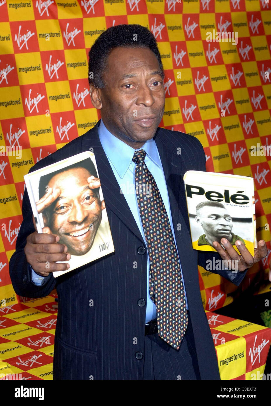 Pele signs his new autobiography hi-res stock photography and images ...