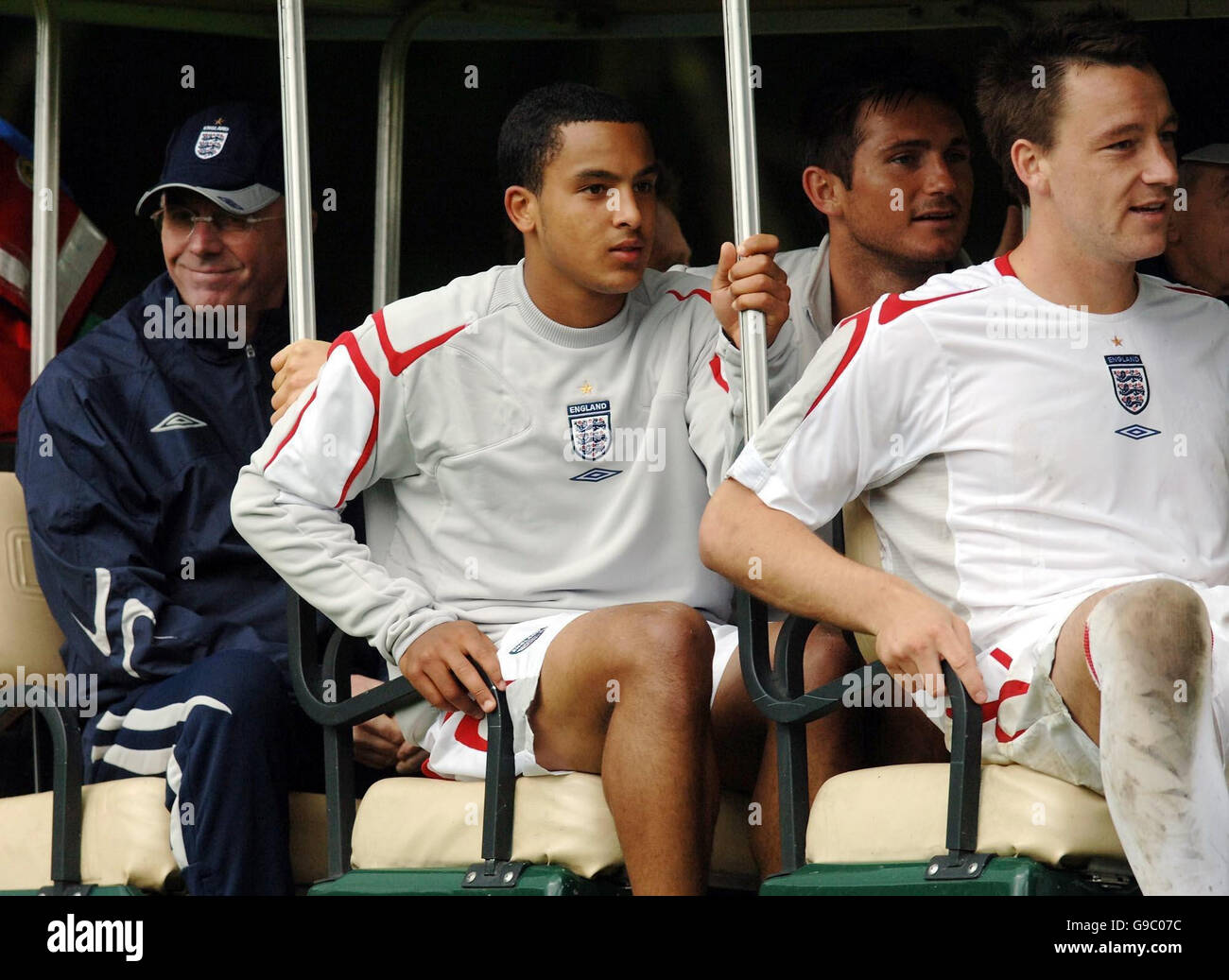 England manager Sven-Goran Eriksson (L), Theo Walcott, Frank Lampard ...