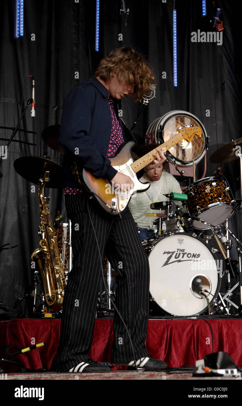 Zutons performing on stage hi-res stock photography and images - Alamy
