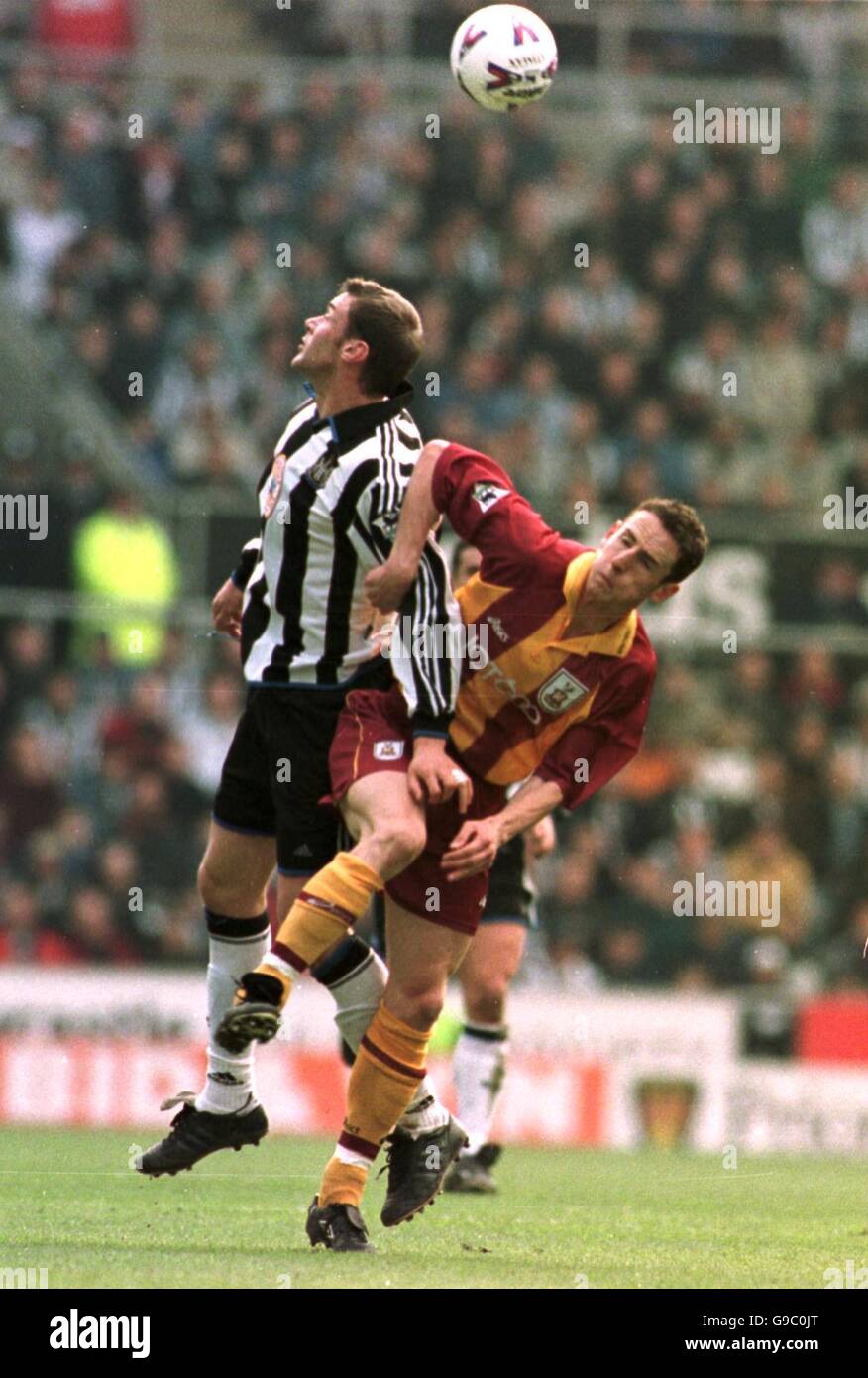 Newcastle United's Duncan Ferguson (l) flicks the ball on under ...